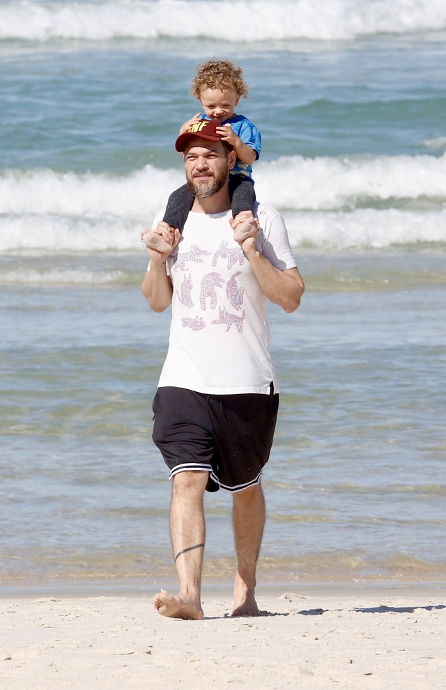 Emílio Dantas e Fabiula Nascimento curtem dia de praia com os gêmeos ...