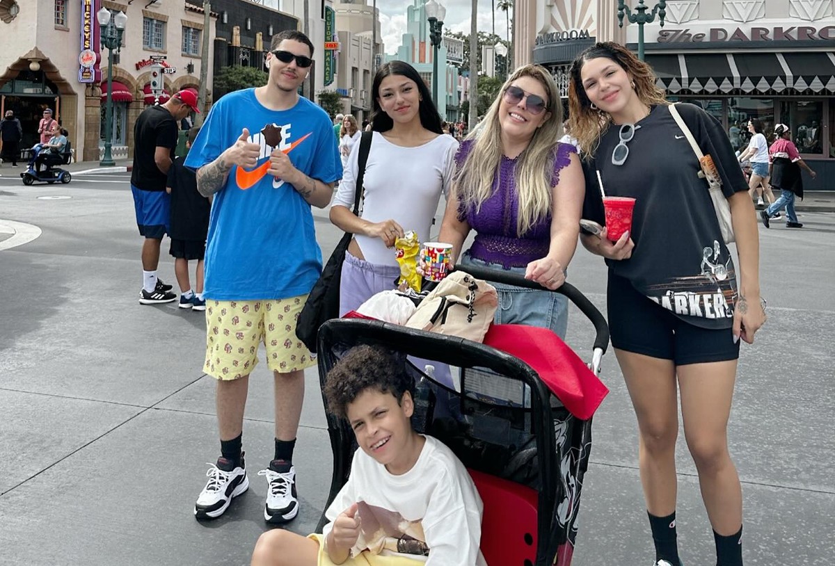 Simony abre álbum de viagem a Orlando com os 4 filhos; vídeo