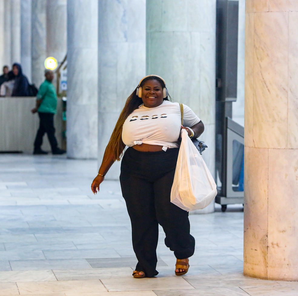 Animada, Jojo Todynho faz dancinha ao avistar fotógrafos em aeroporto ...