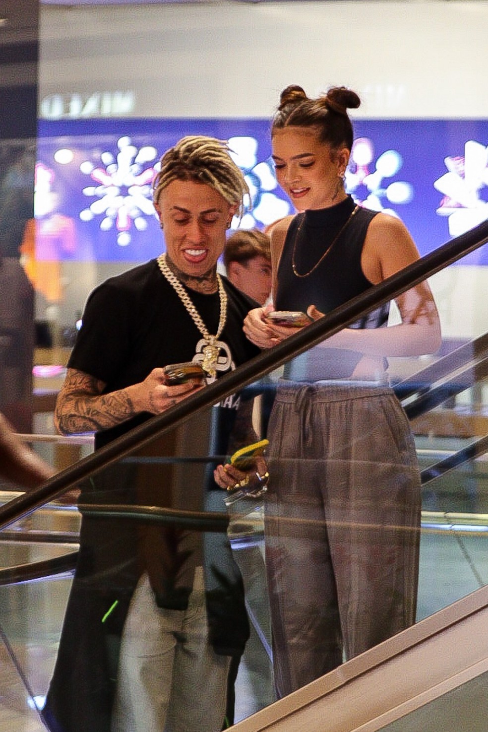 Mel Maia e Mc Daniel fazem caras e bocas em passeio no shopping
