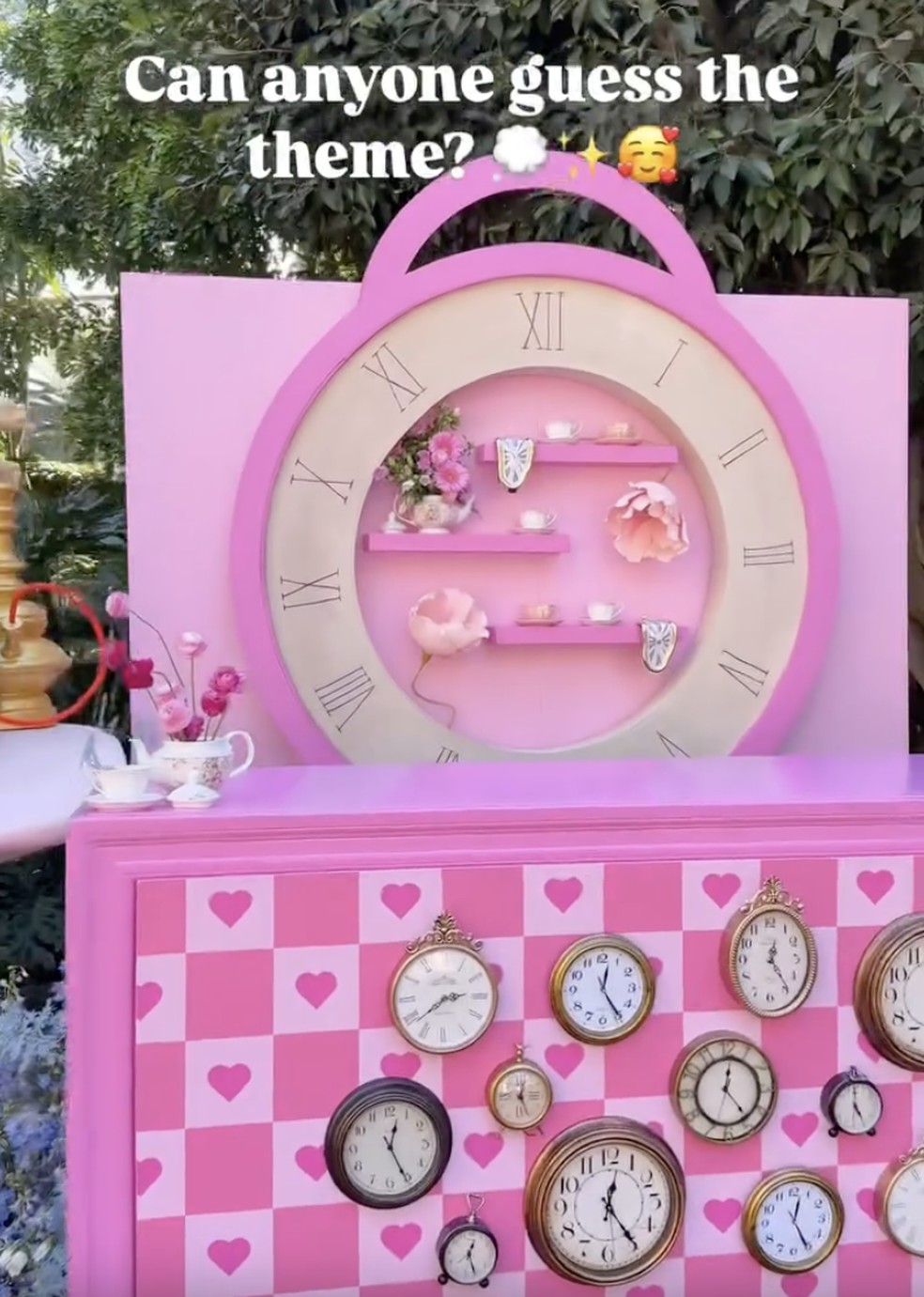 Paris Hilton celebra 1 ano da caçula com festa de 'Alice no País das ...