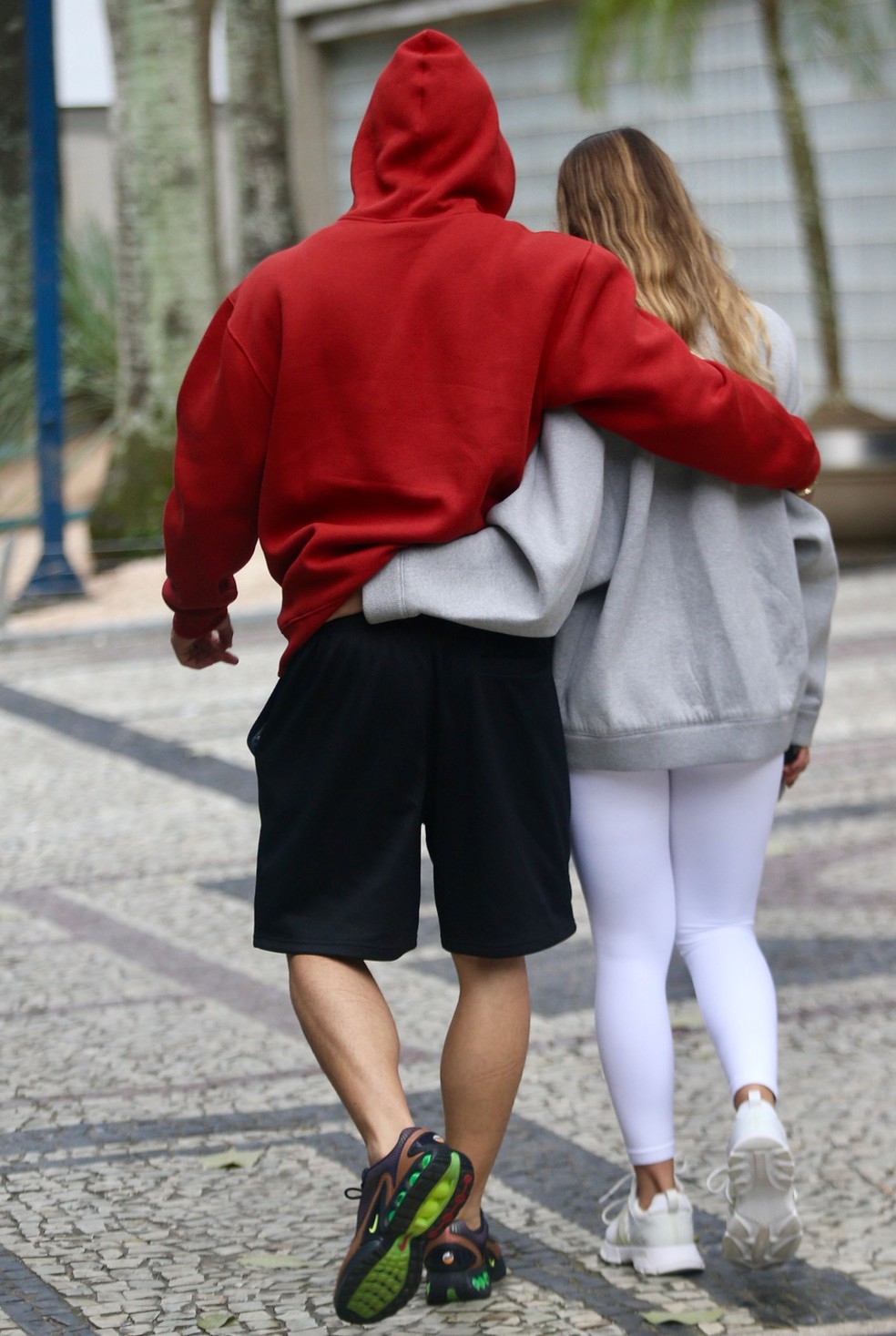 Filipe Ret e namorada vão a restaurante na zona sul do Rio