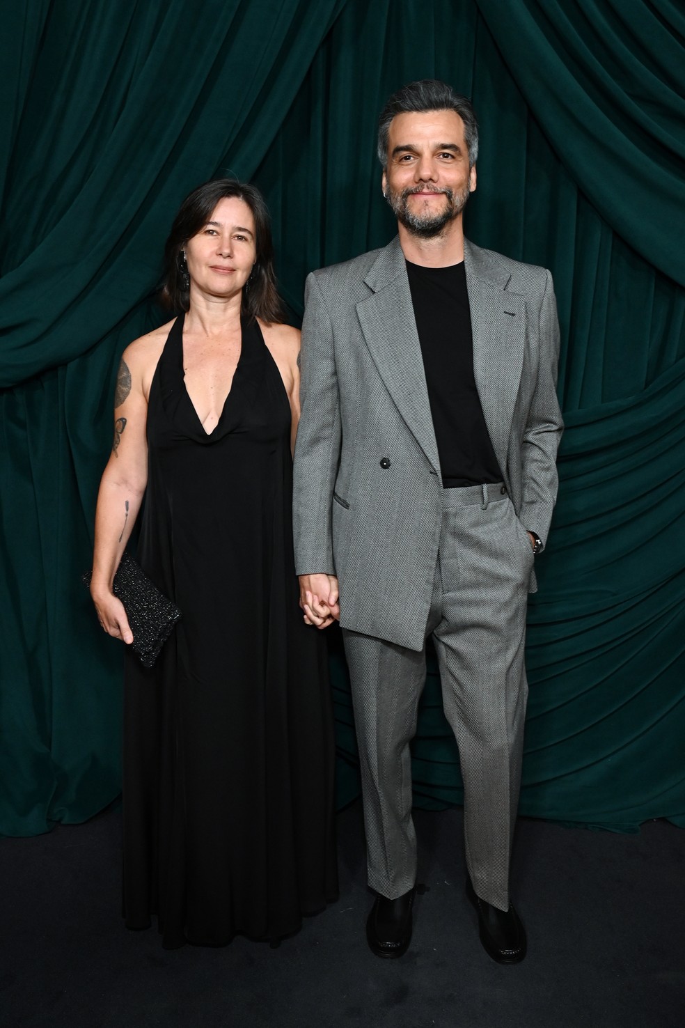 Wagner Moura vai com a esposa a jantar pré-Oscar; veja fotos