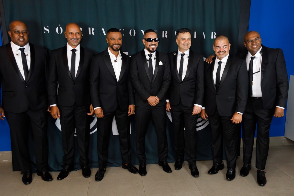 Alexandre Pires canta com Só Pra Contrariar em turnê acústica em São Paulo