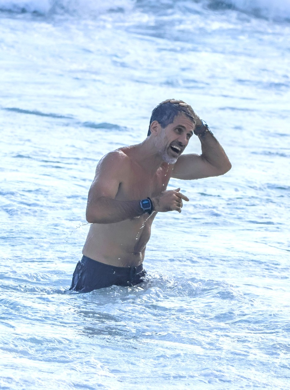 Eriberto Leão curte manhã de praia em momento de folga de 'Mania de Você'
