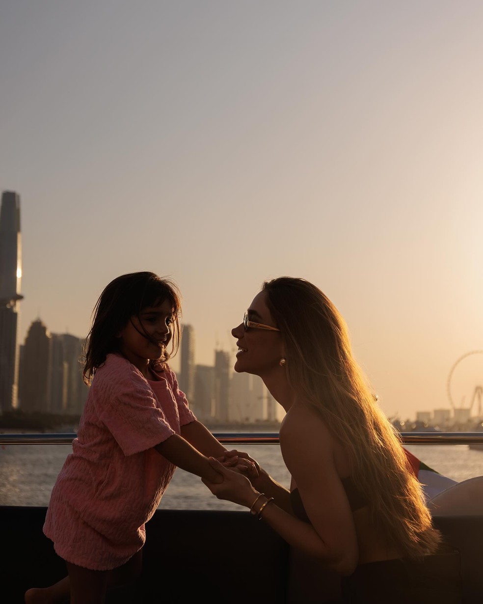 Alok, Romana Novais e filhos posam estilosos a bordo de lancha em Dubai ...