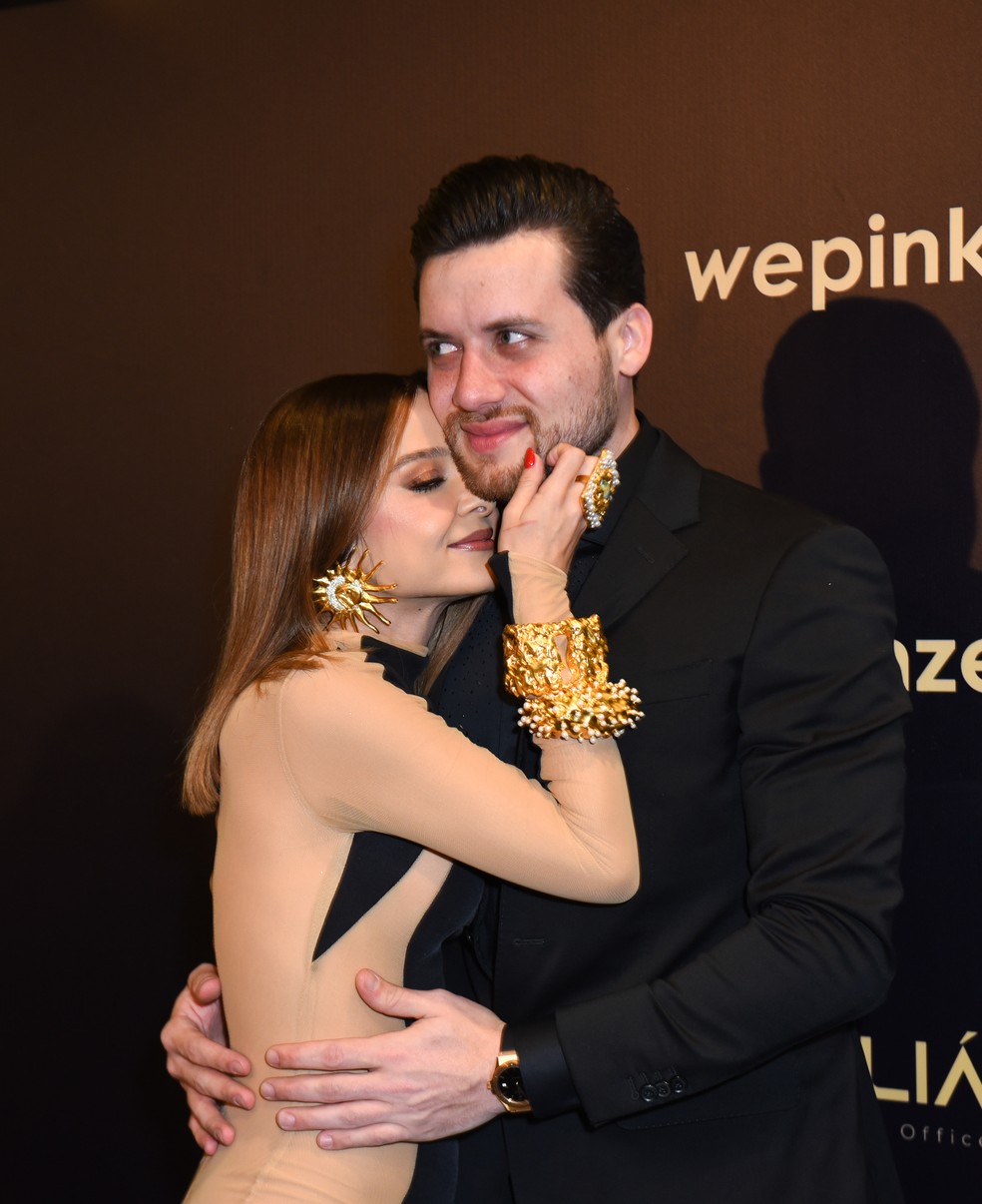 Maiara e Maraisa vão com os respectivos amados a festa