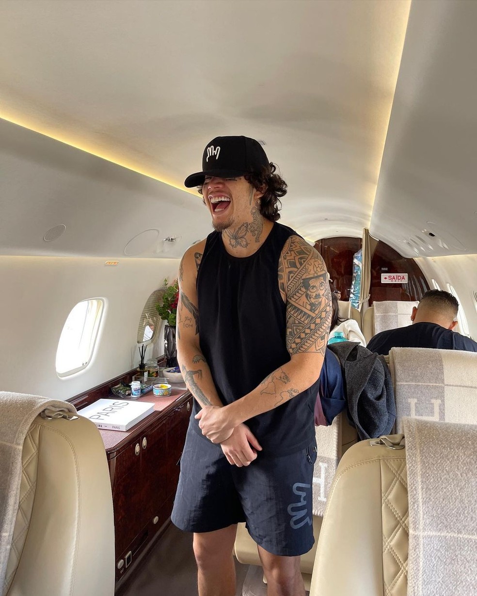 Whindersson Nunes abre álbum de viagem internacional de jatinho