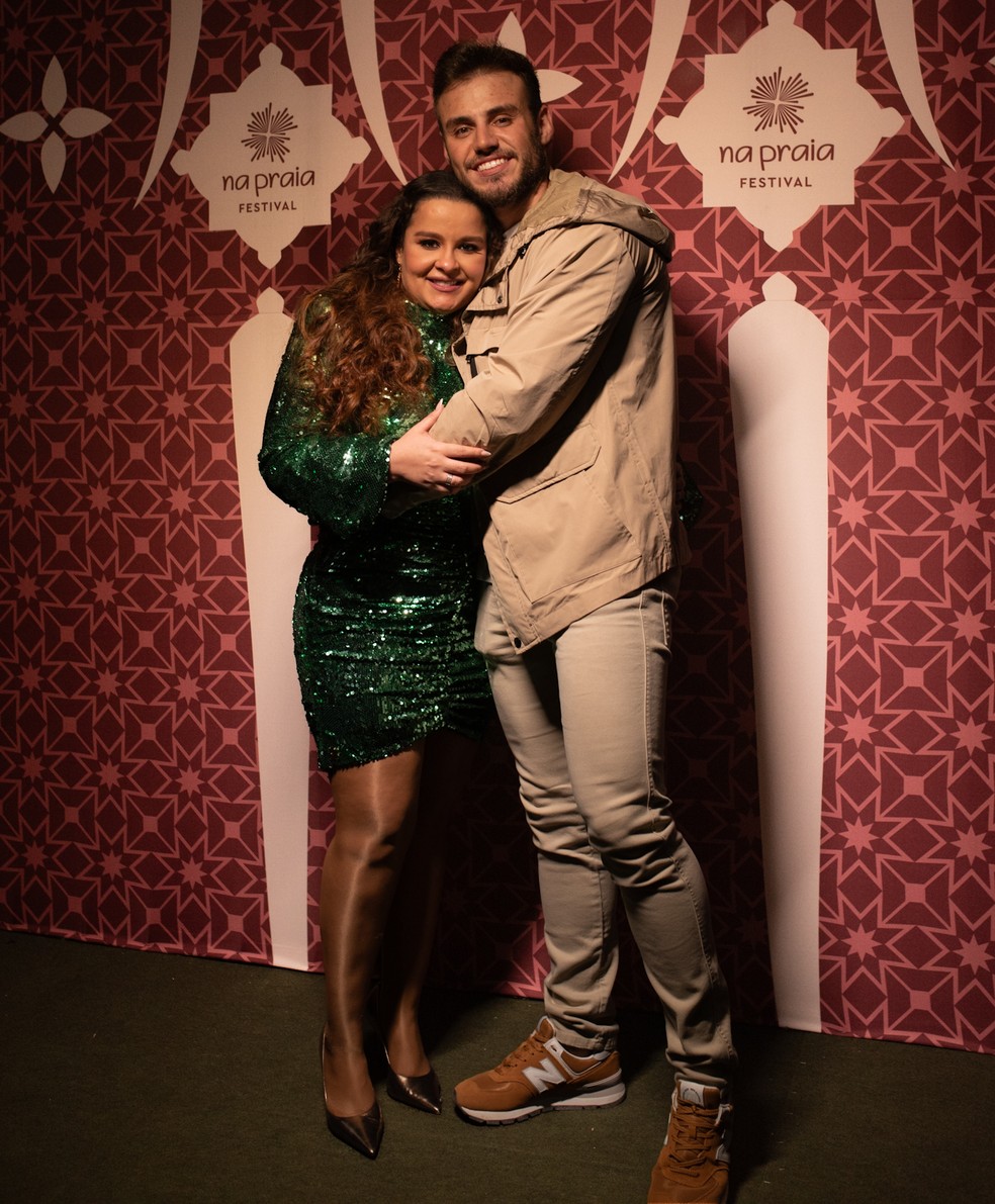 Maiara mostra anel de compromisso e beija muito Matheus Gabriel antes ...