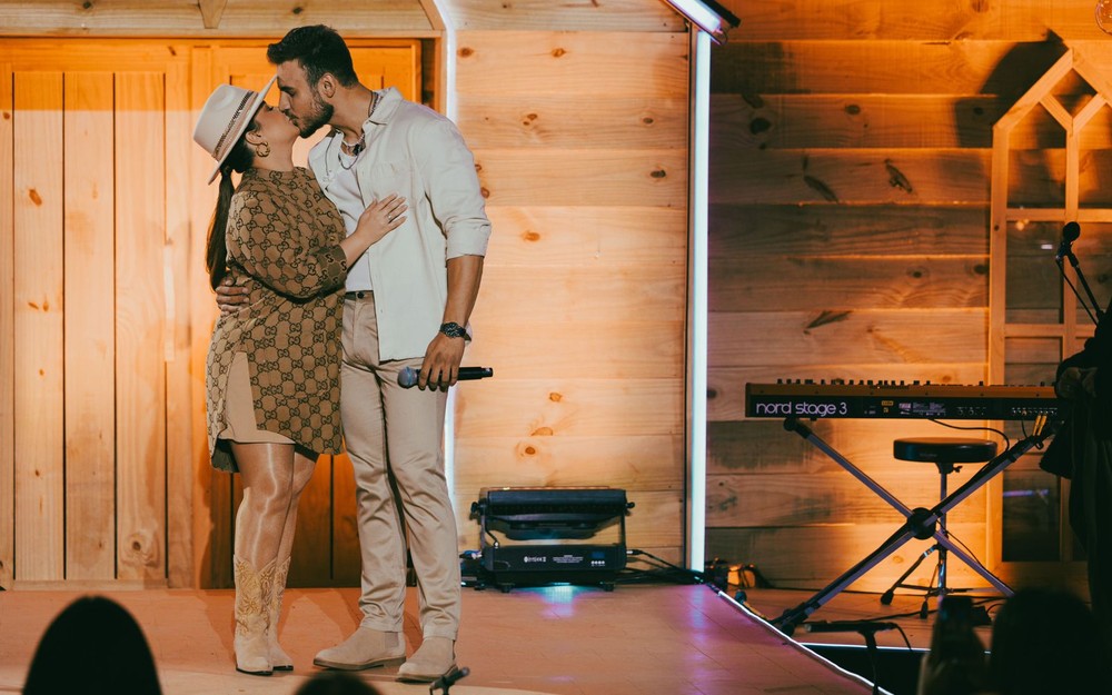 Matheus Gabriel grava segundo DVD ao vivo em Goiânia e ganha beijo de ...