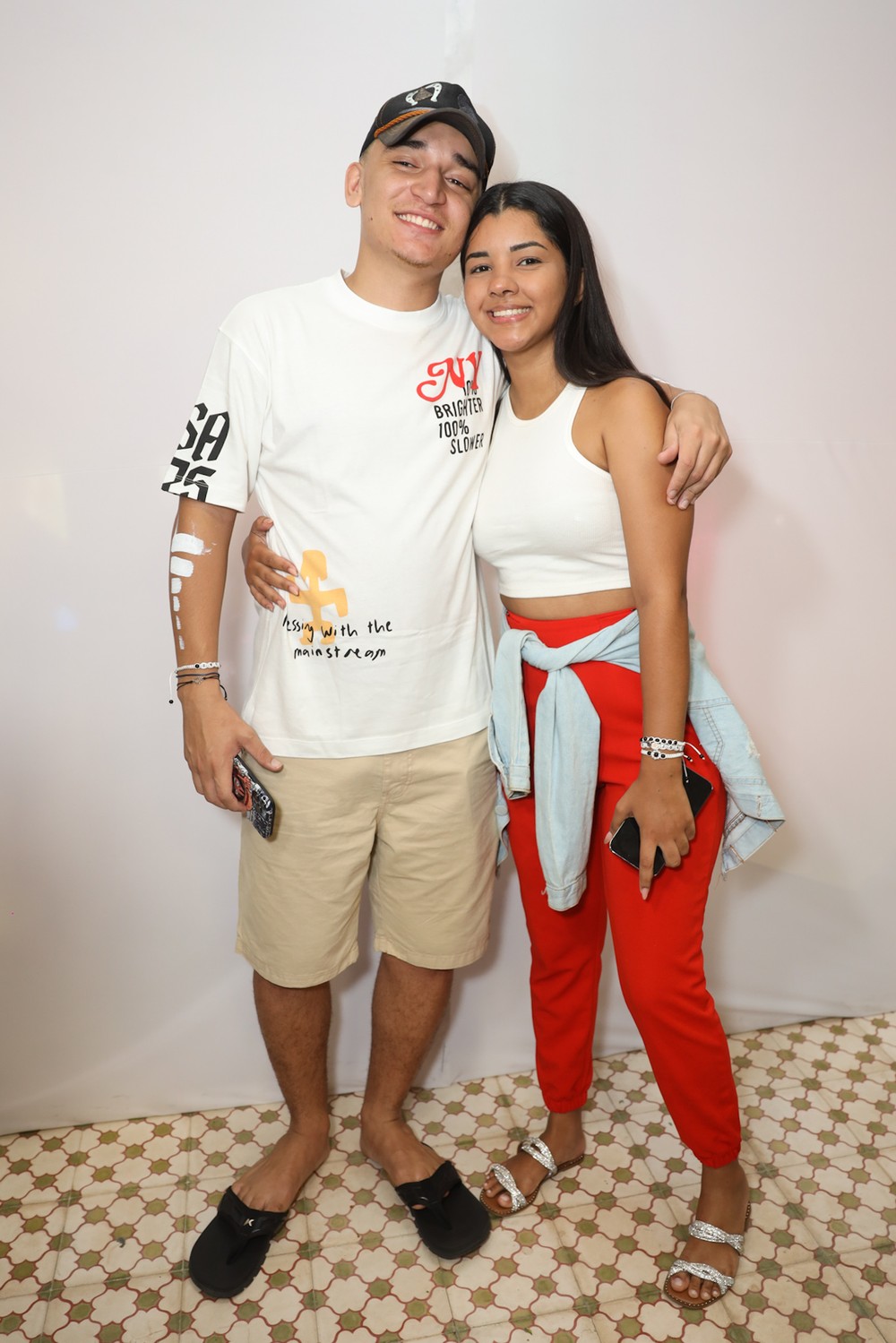 Carla Perez é pintada por Denny Denan no ensaio do Timbalada em Salvador