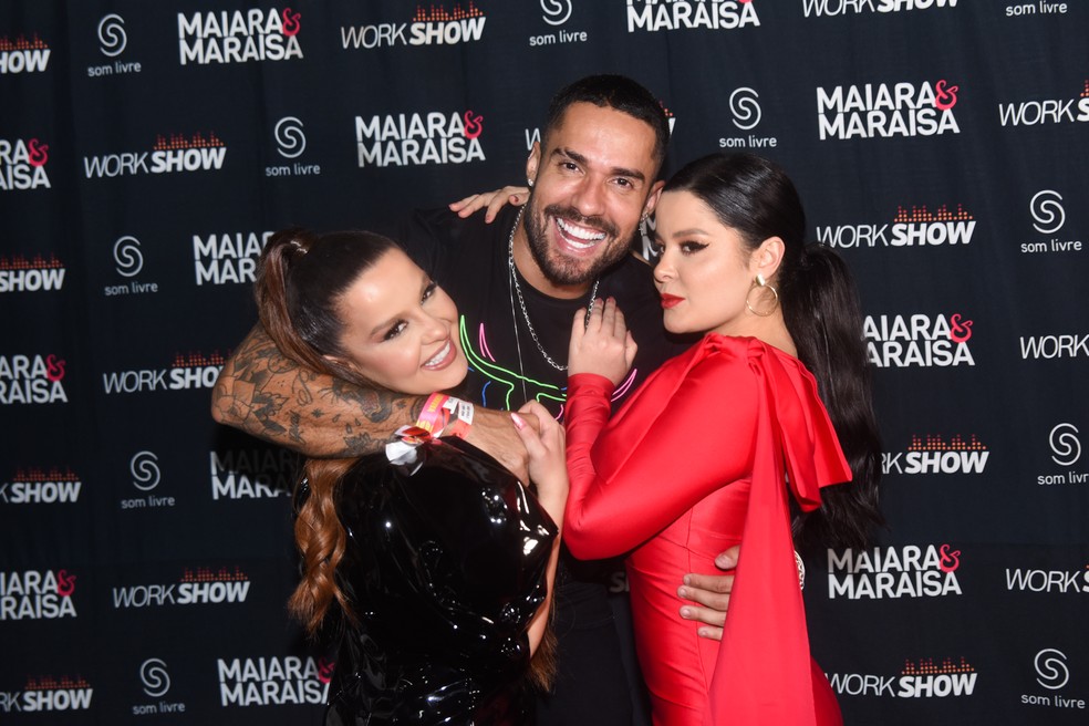Maraisa e Bil Araújo se beijam no palco durante show, em Goiás