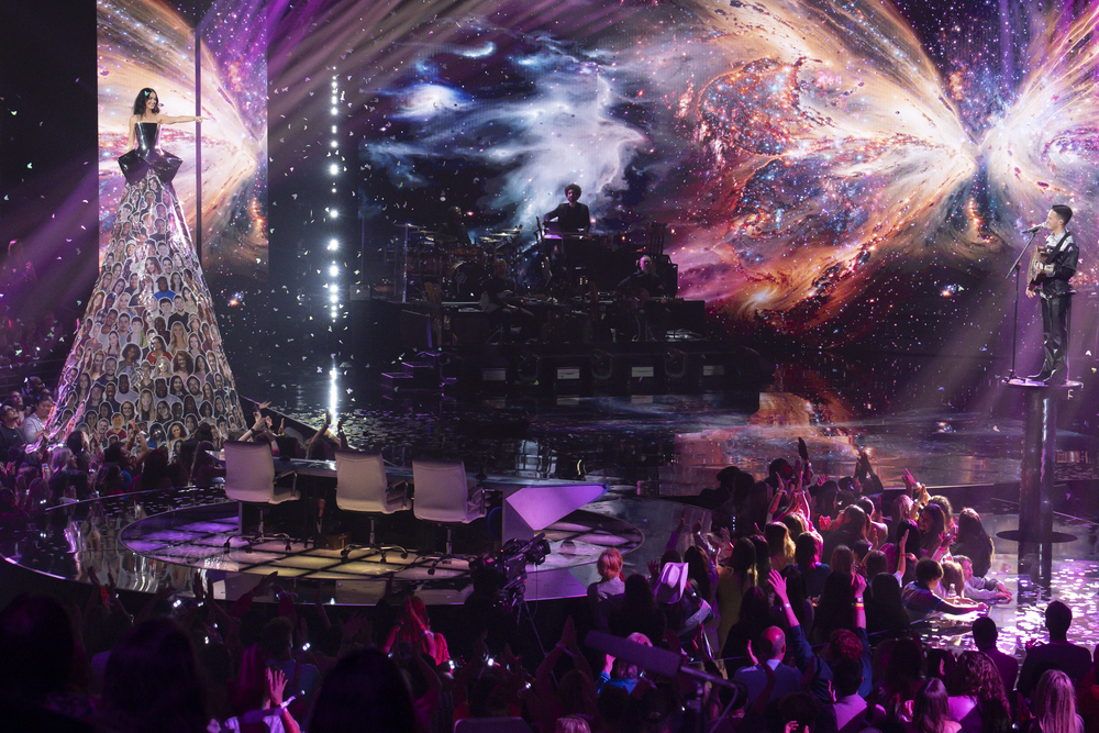 Katy Perry 'voa' e usa saia gigantesca ao se despedir do 'American Idol ...