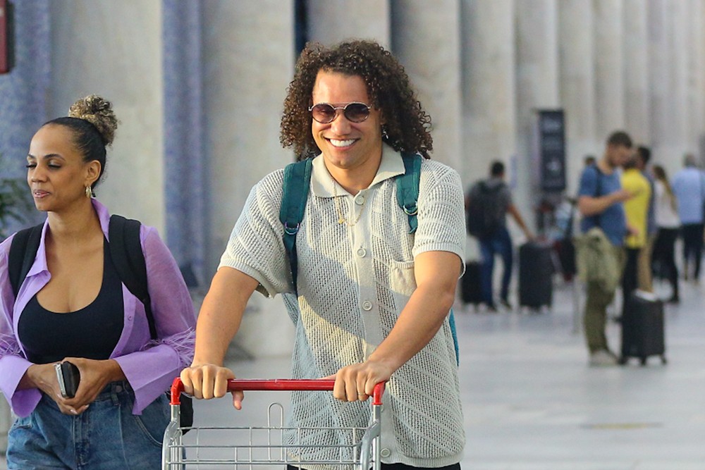 Vanessa Lopes e outros ex-BBBs desembarcam no aeroporto do Rio de Janeiro