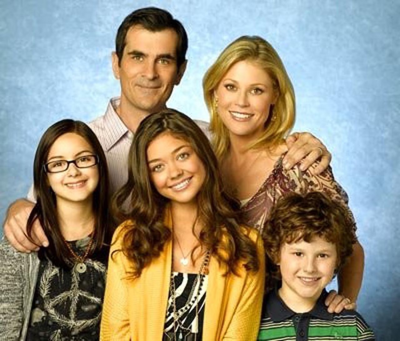 Ex-ator mirim de 'Modern Family' posa sem camiseta e agita a web; compare