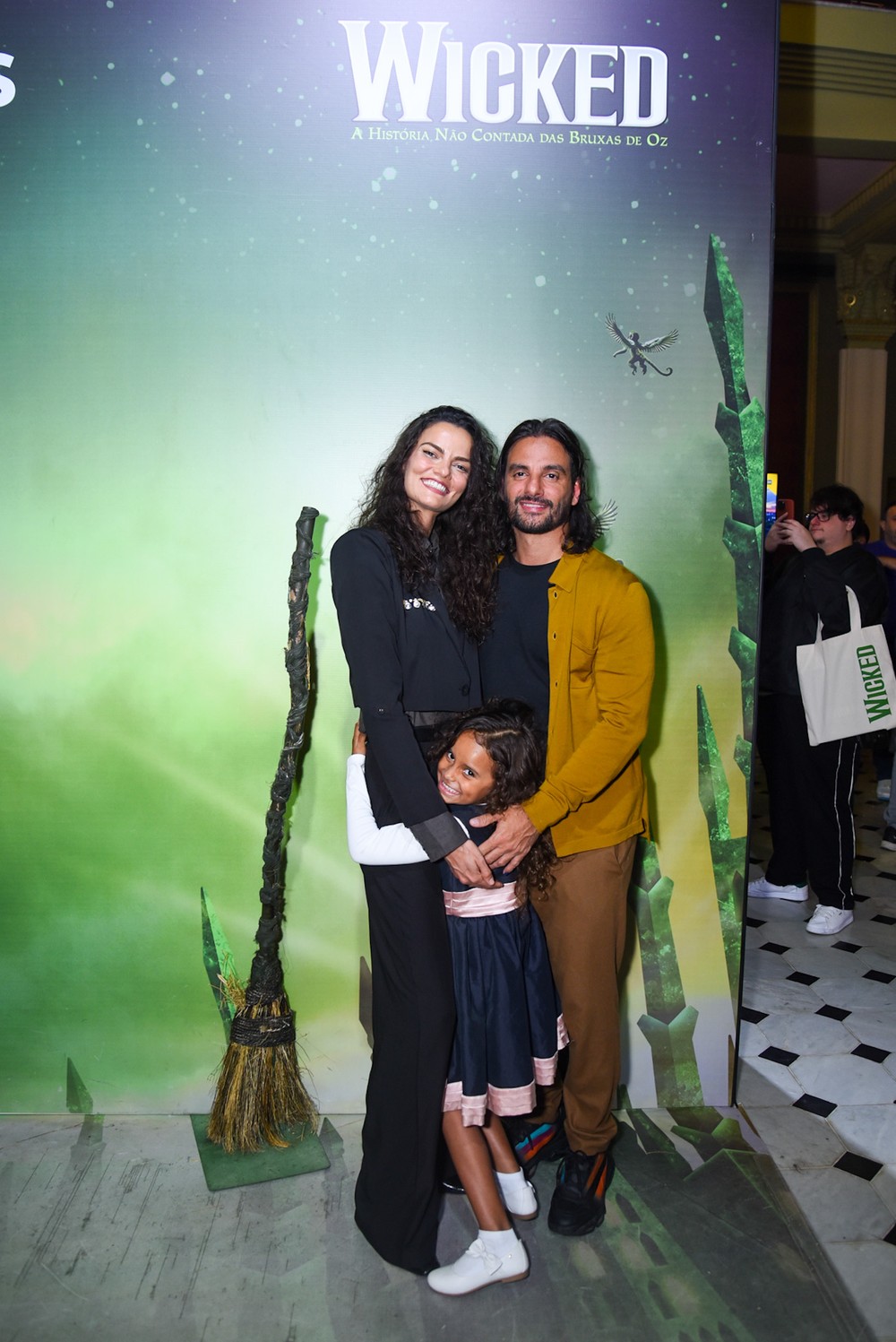 Barbara Fialho leva filha e namorado JP Demasi para musical Wicked em ...