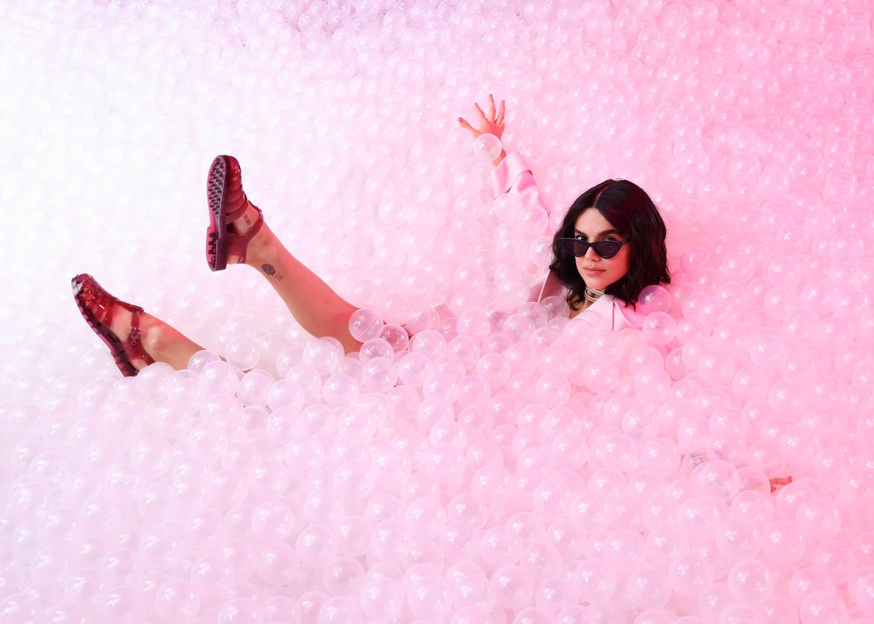 Grávida, Manu Gavassi acaricia barriguinha em evento de moda com Marina ...