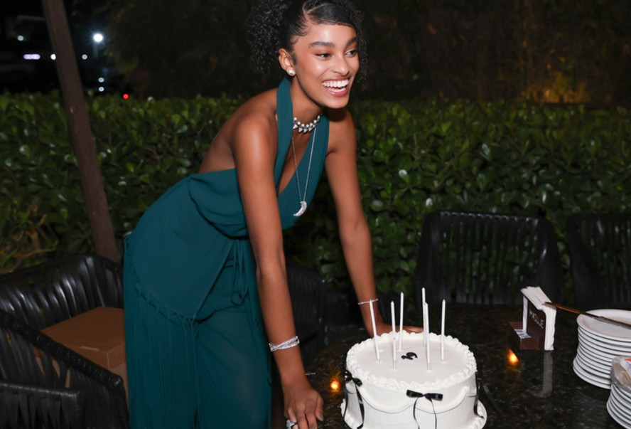 Fotos: Livia Silva, de Renascer, celebra aniversário de 19 anos ao lado ...