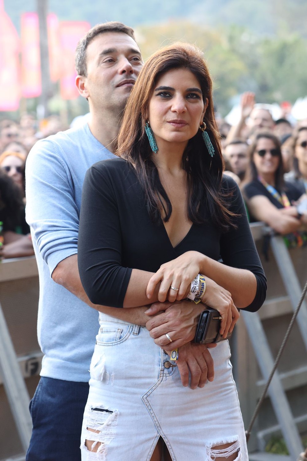 Discretos, Andréia Sadi e André Rizek curtem show agarradinhos