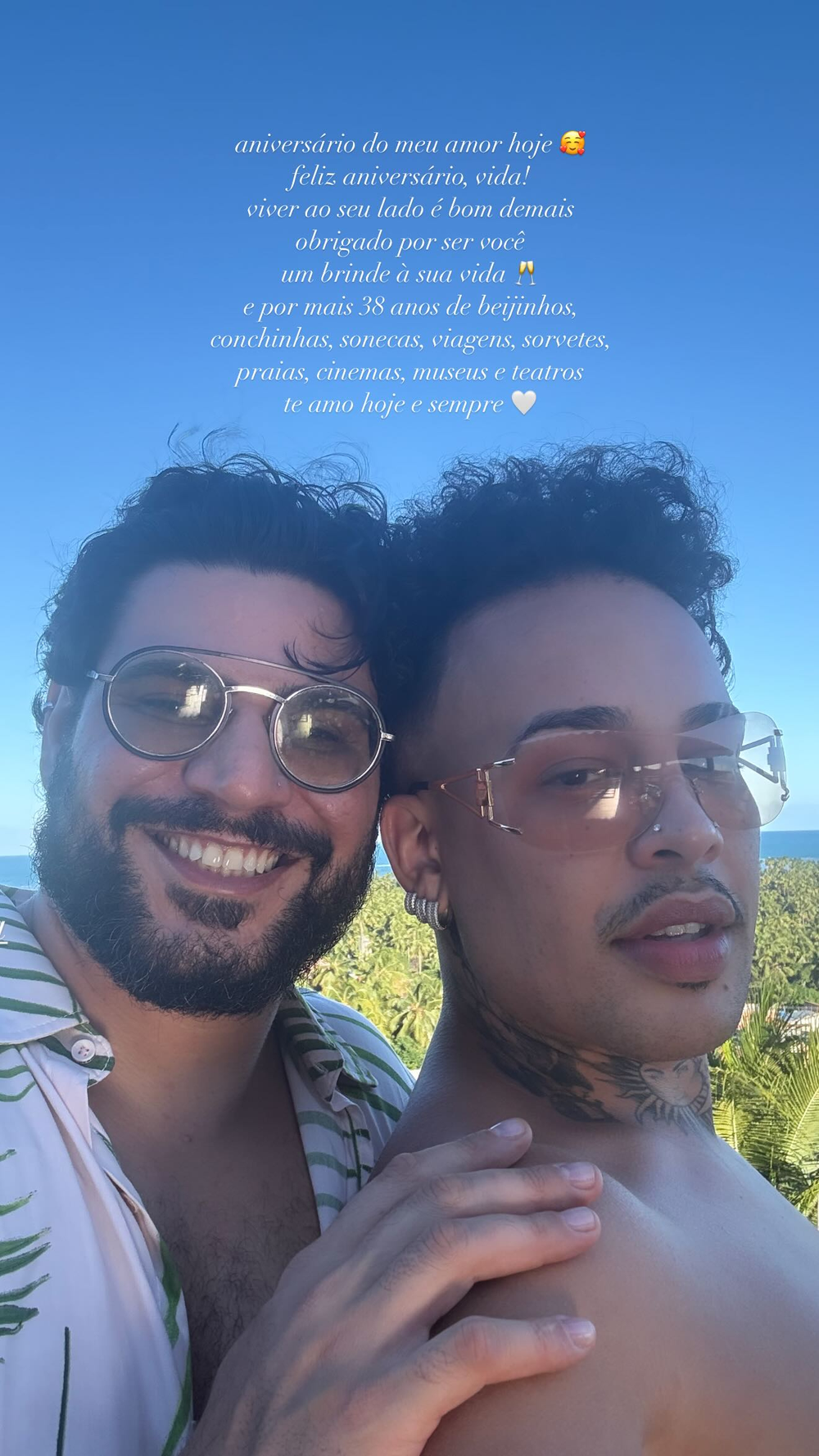 De sunga, Daniel Garcia, a Gloria Groove, mostra bronze em aniversário ...