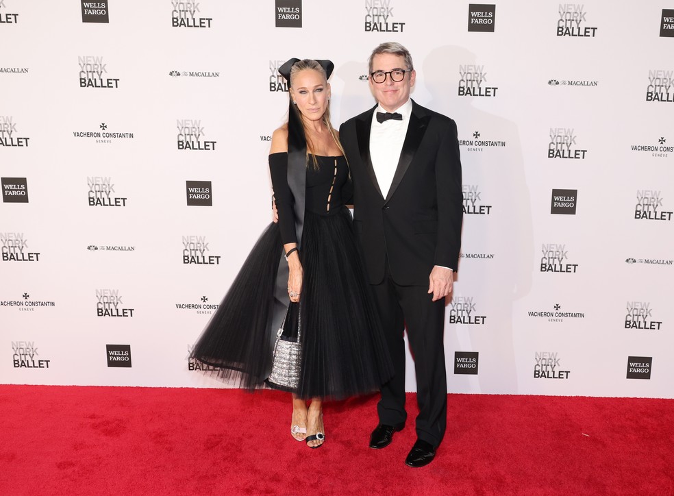 Sarah Jessica Parker homenageia Carrie Bradshaw com sapatos diferentes ...