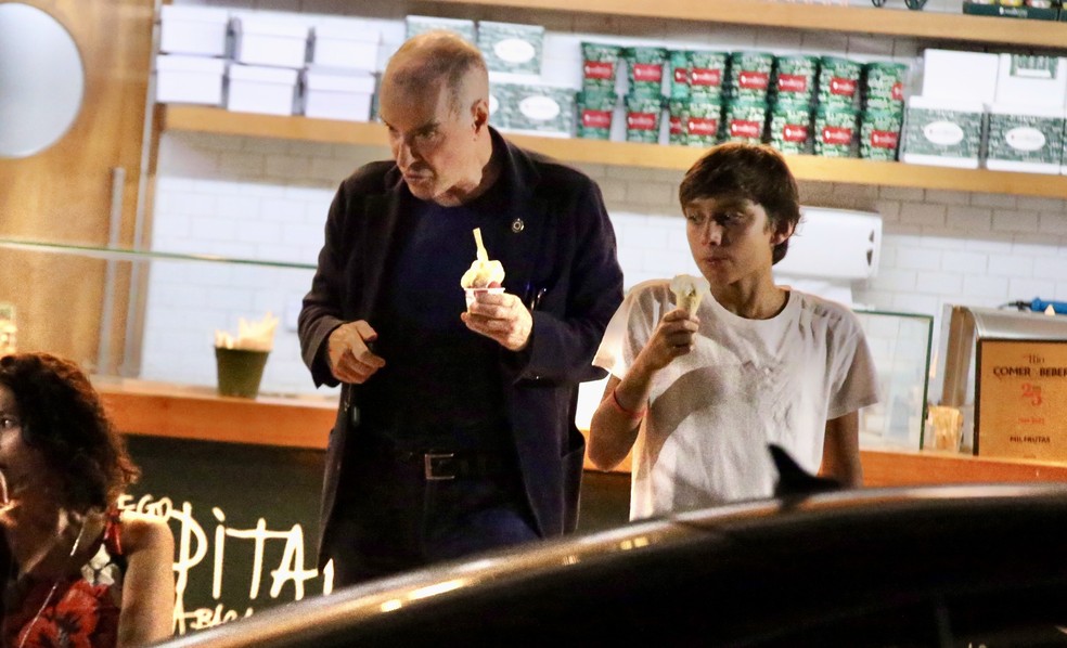 Com carro de R$ 230 mil, Eike Batista curte passeio com o filho de 11 anos