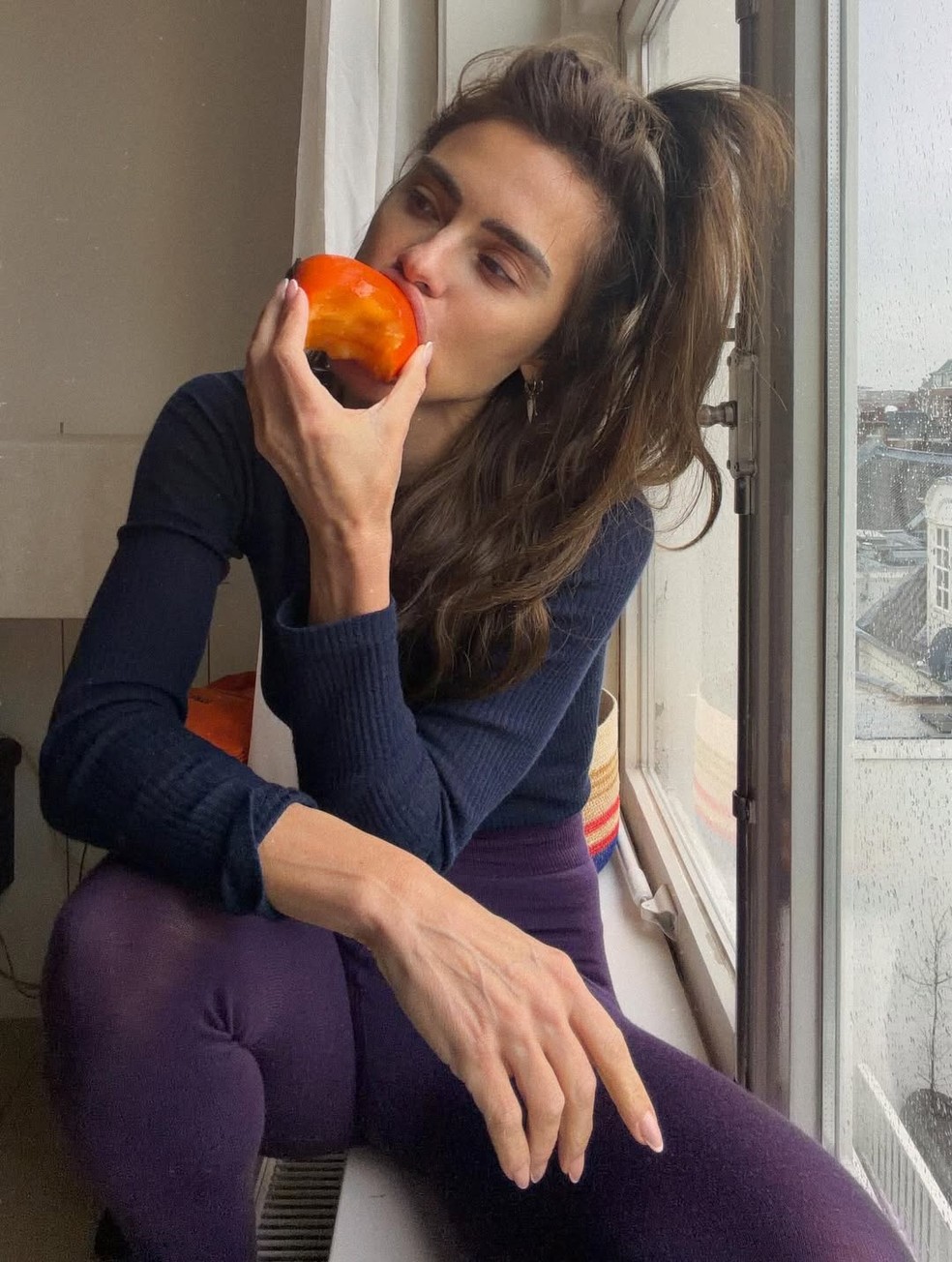 Na Europa, Carolina Dieckmmann faz ensaio caseiro sem make e encanta web