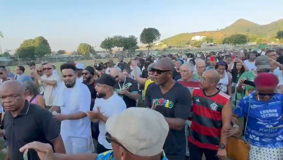 Anderson Leonardo é enterrado ao som de sucessos do Molejo