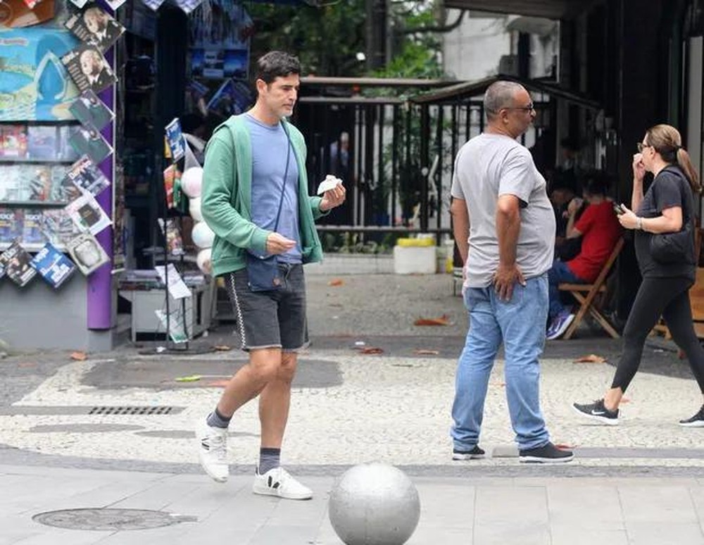 Reynaldo Gianecchini exibe novo visual em passeio pelo Leblon