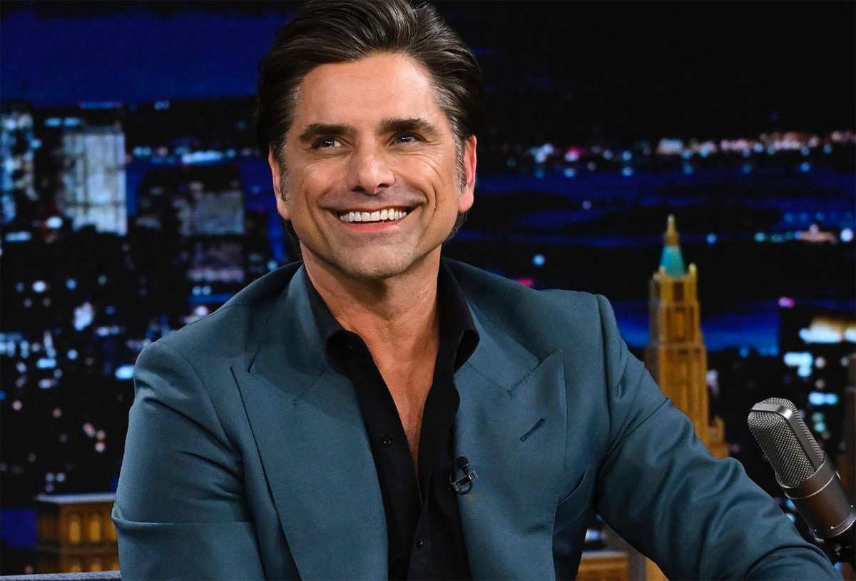 Ator John Stamos revela ter sofrido abuso sexual por babá na infância