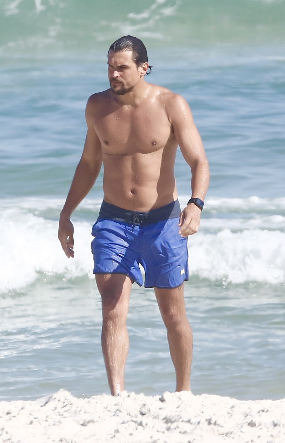 Marcello Melo Jr. e Felipe Roque curtem praia juntos em dia ensolarado ...