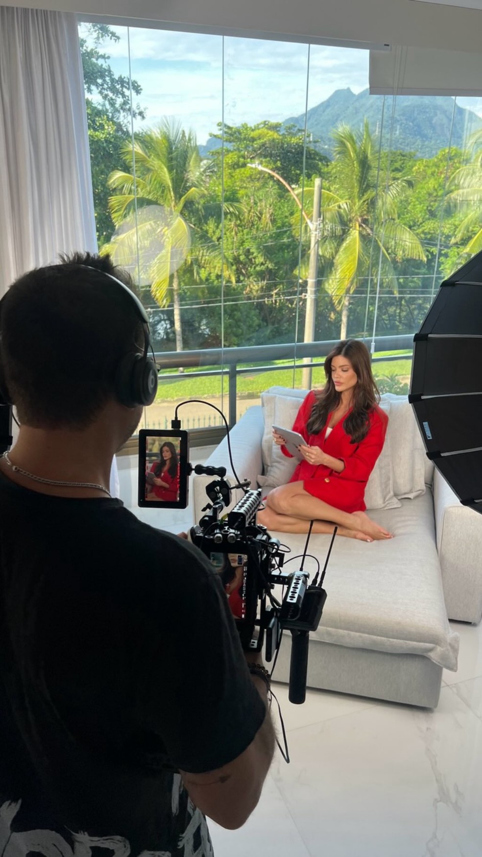 Vitória Strada tem dia de trabalho com a ex-noiva, Marcella Rica; vídeos