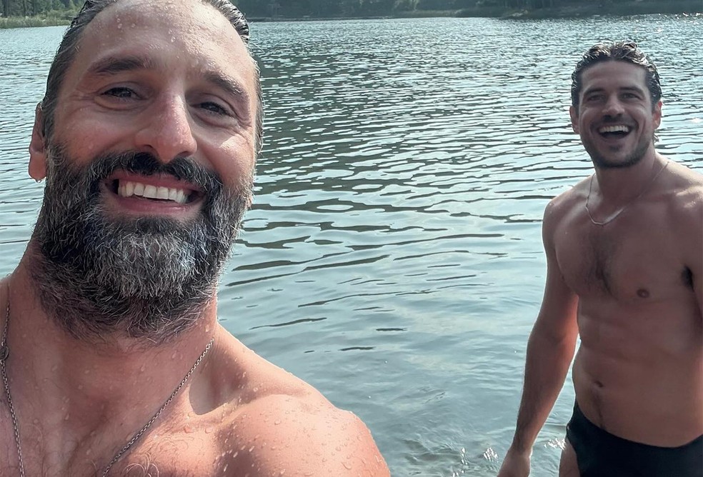 De sunga, Marco Pigossi agita web em dia de lago com o marido: 'Dei zoom'