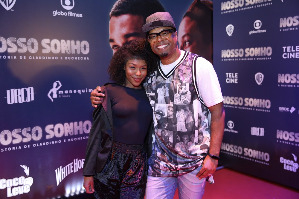 Famílias de Claudinho e Buchecha vão à première de 'Nosso Sonho'