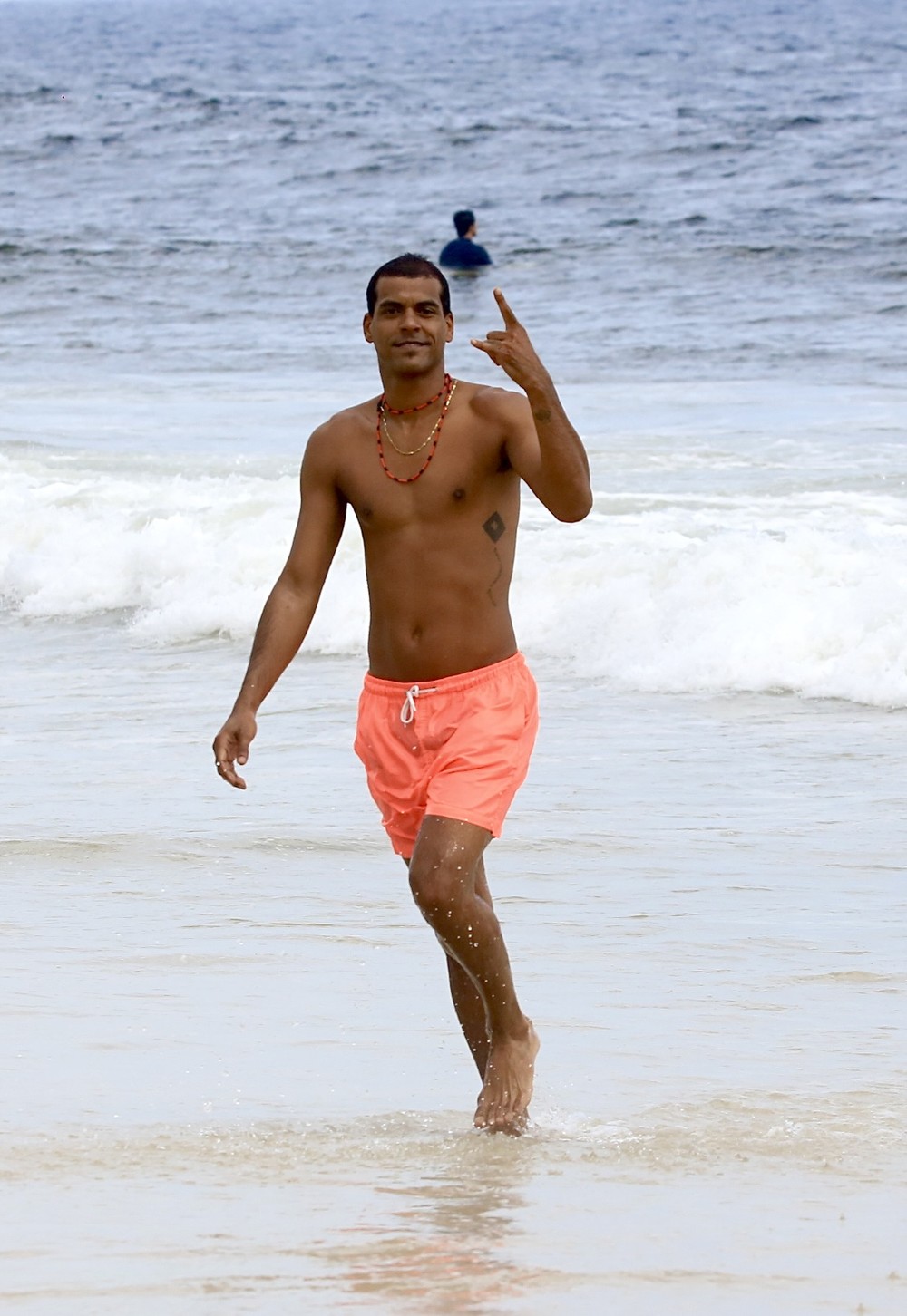 Marcello Melo Jr curte dia em praia no Rio de Janeiro e acena para ...