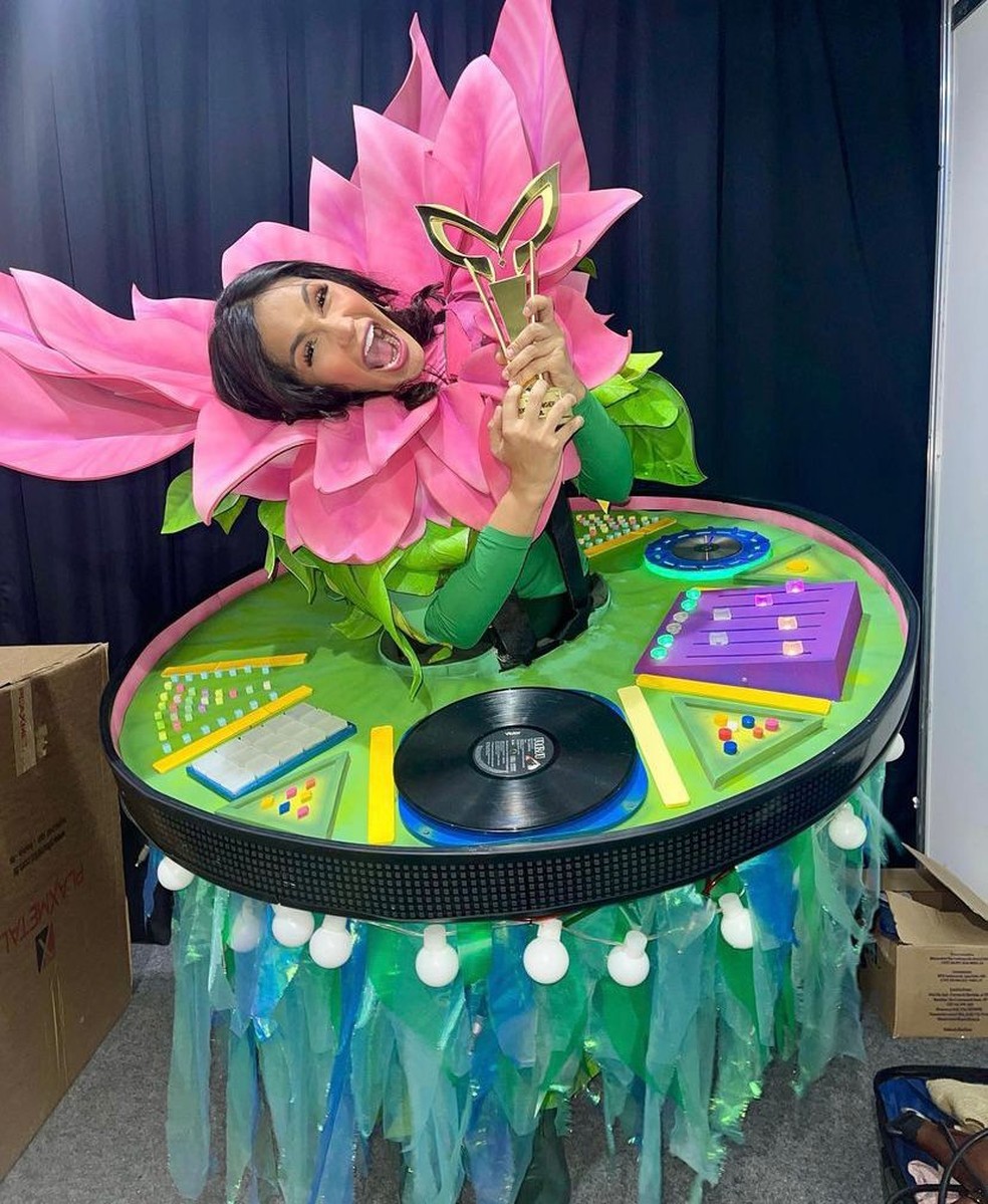 Flay chora ao vencer o 'The Masked Singer Brasil' como DJ Vitória-Régia