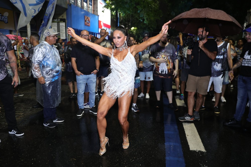 Debaixo de forte chuva, Sabrina Sato samba muito em ensaio de rua da ...