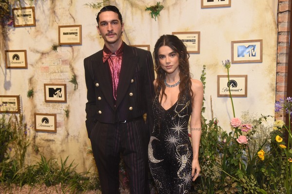 Grávida de 5 meses, Manu Gavassi comemora aniversário do pai; vídeos