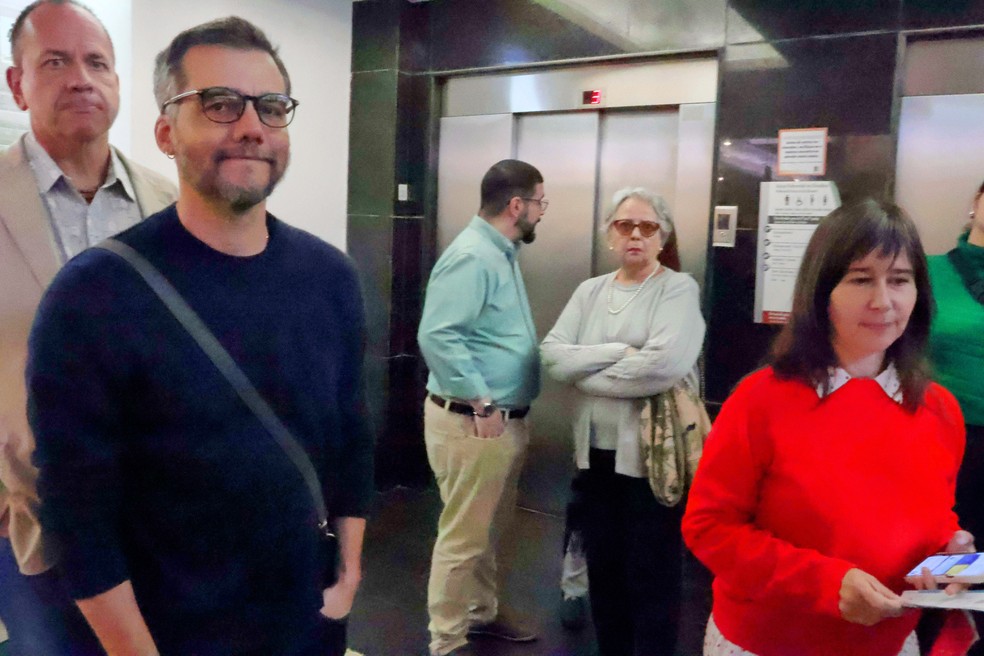 Discretos, Wagner Moura e esposa prestigiam peça de Débora Falabella no Rio