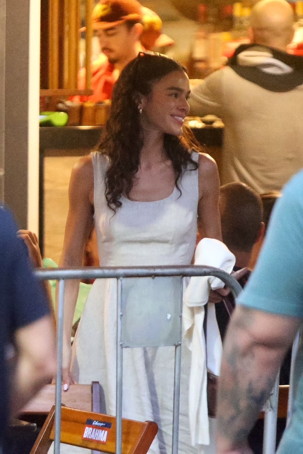 Bruna Marquezine curte almoço de domingo com amigos no Rio