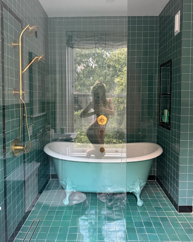 Emily Ratajkowski posa nua em reflexo de box, e eleva temperatura da web