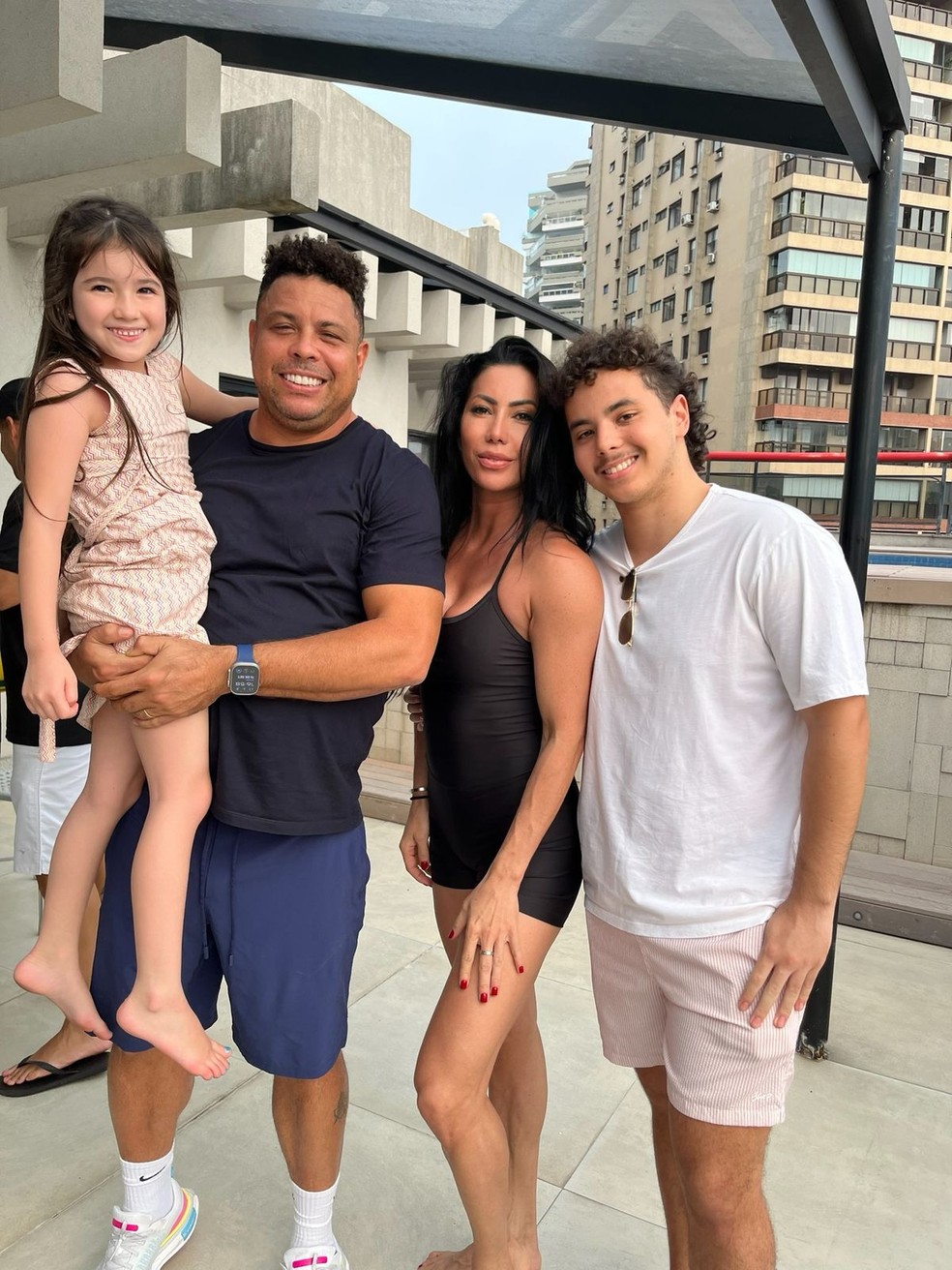 Filho de Ronaldo Fenômeno e Michele Umezu conquista bolsa em ...