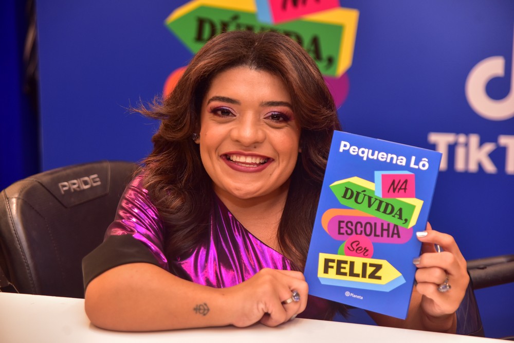 Ex-BBB Tina Calamba faz aparição pública rara com as filhas, Raquel e Alana