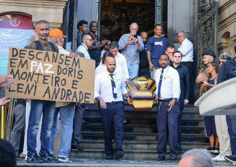 Amigos e fãs prestam homenagens no final do velório de Leny Andrade e ...