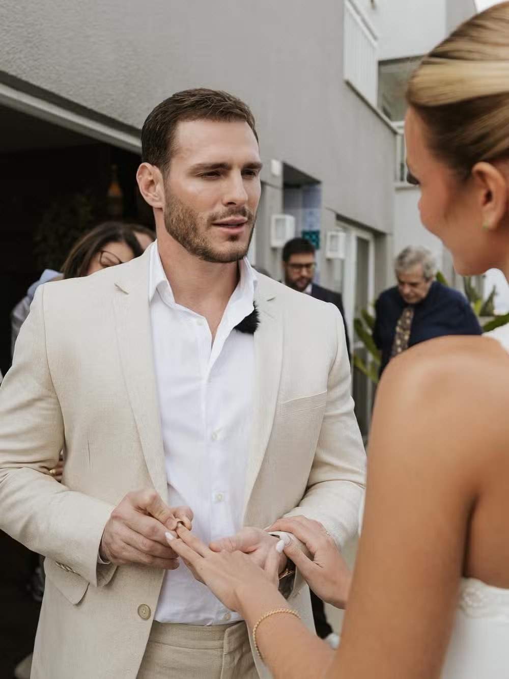 Ex-BBB Gustavo Benedeti se casa com modelo Amanda Melo