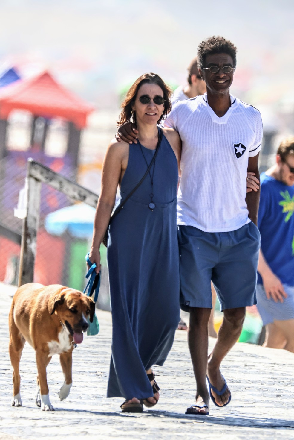 Hélio de la Peña faz rara aparição com a esposa em passeio romântico no Rio