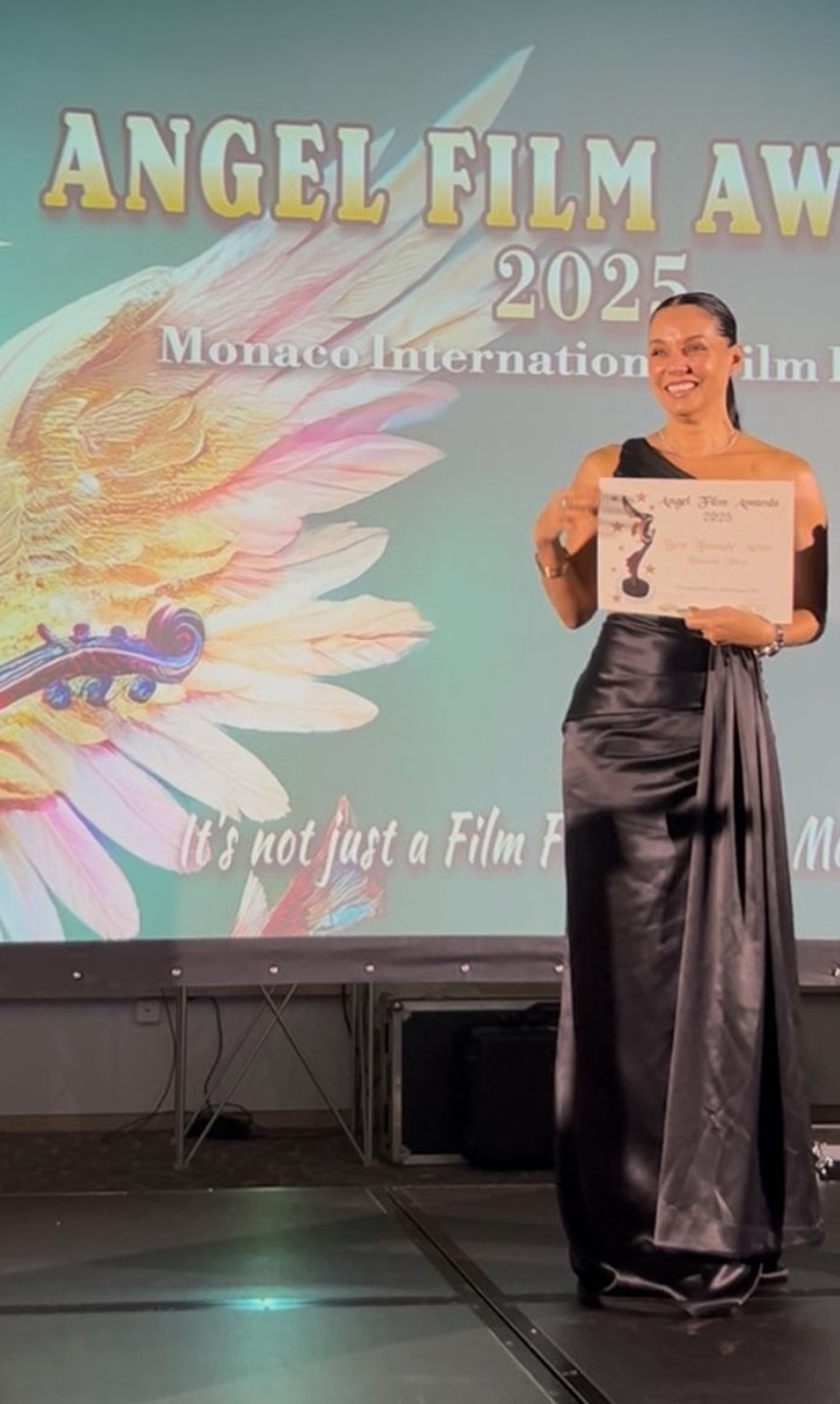 Mônica Carvalho é eleita Melhor Atriz em premiação de cinema em Mônaco
