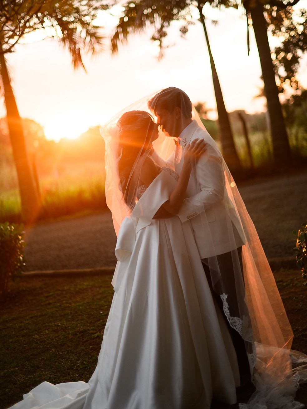 Com noiva grávida, influenciador Gusta se casa e reúne famosos em festa