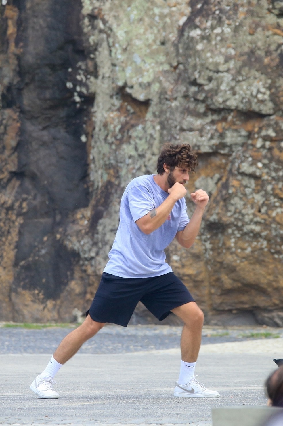 Chay Suede treina boxe ao ar livre em Ipanema