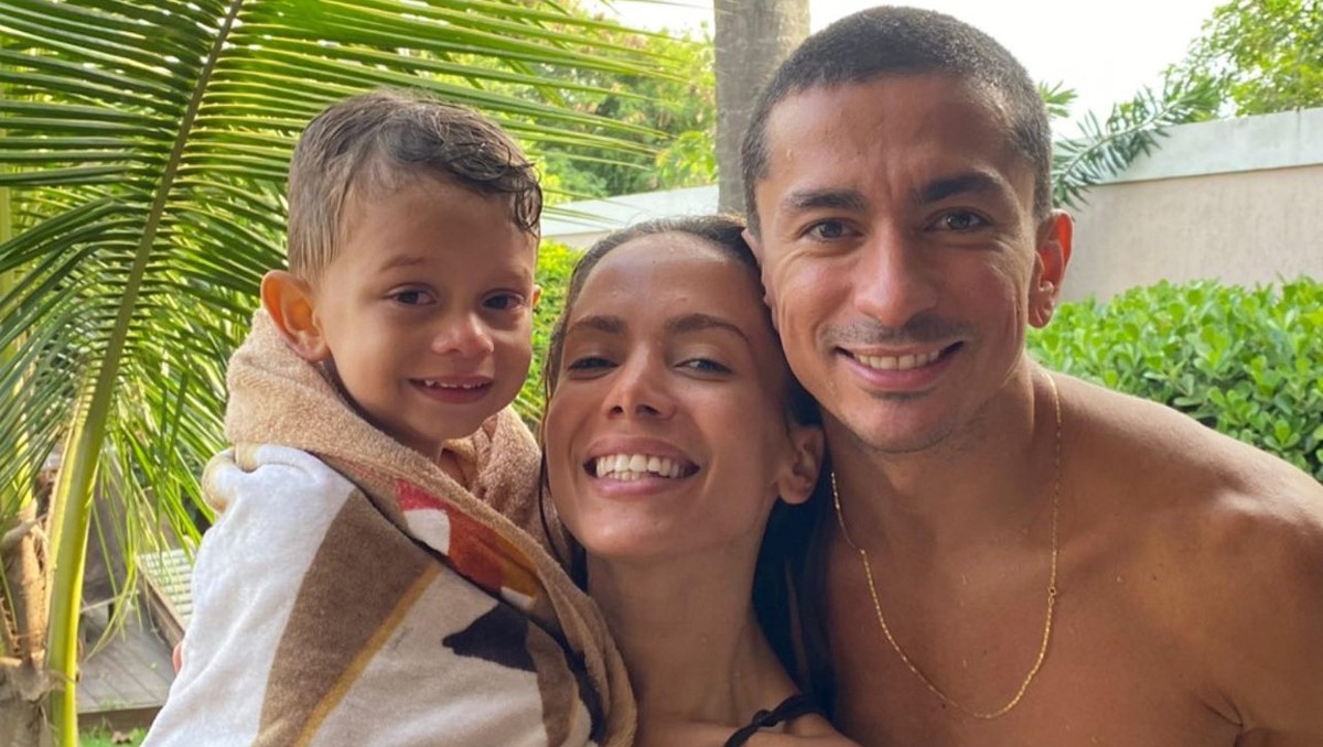 Anitta curte aniversário do sobrinho com a família após retiro espiritual